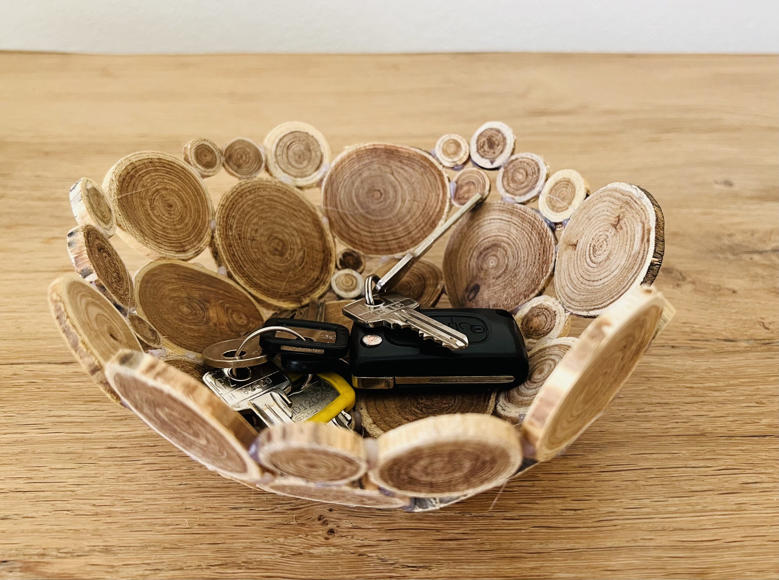 Werken met lijmpistool en houten schijfjes - Brenda Booi